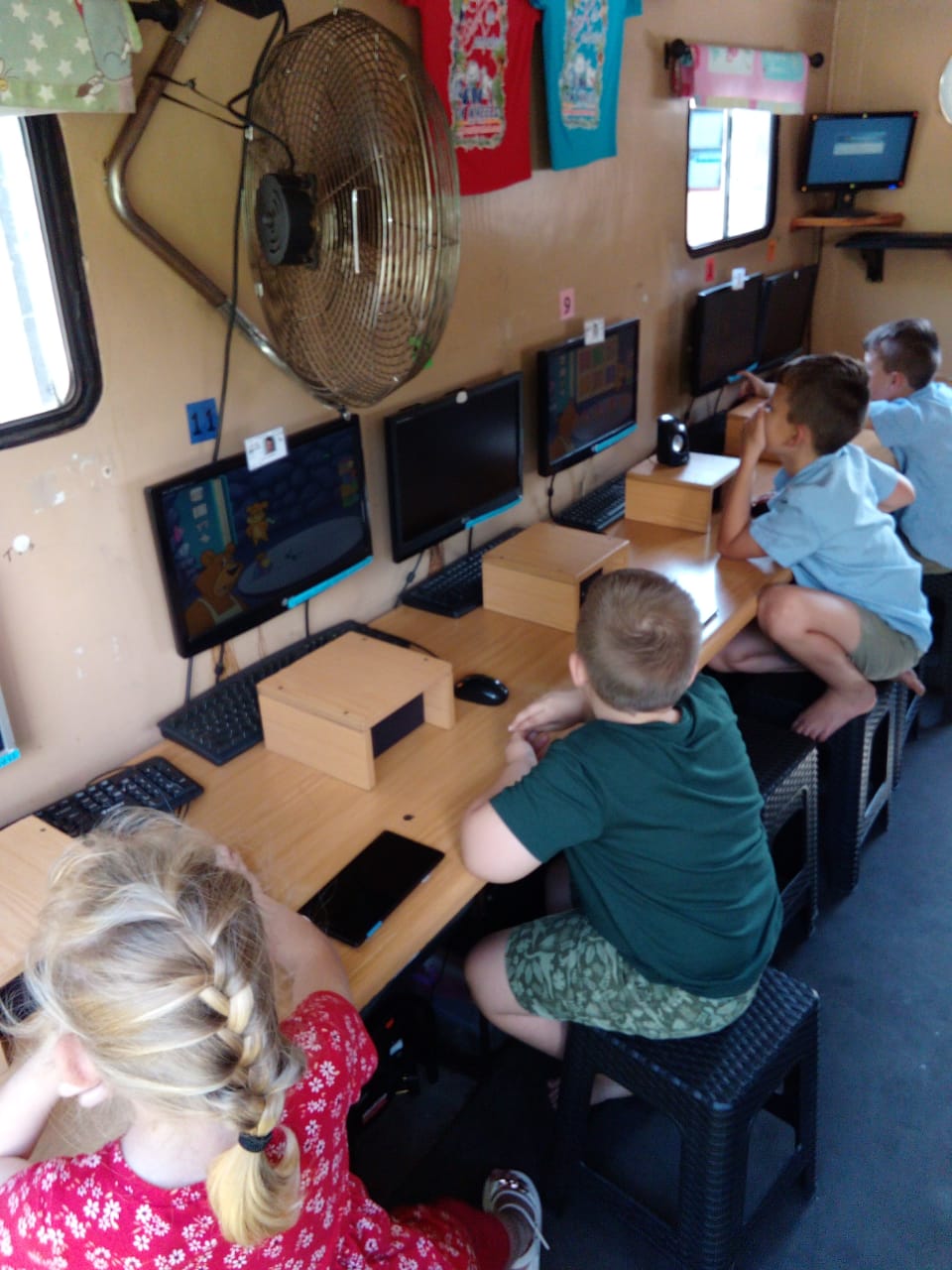 Florauna Campus / Kampus – Kids Computers on Wheels