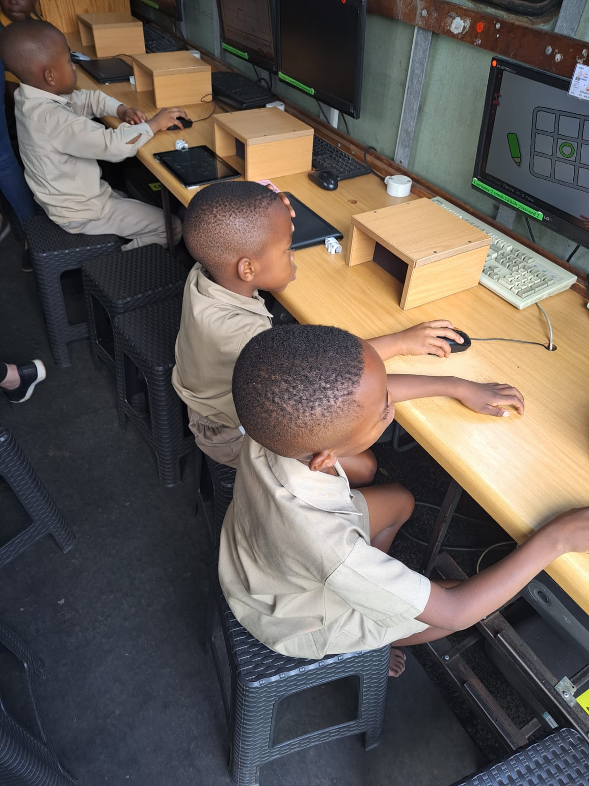Riviera Primary – Kids Computers on Wheels